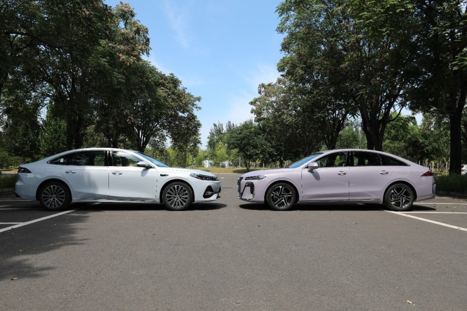 荣威M7 DMH对比吉利银河A7，谁表现更全面？_腾讯新闻