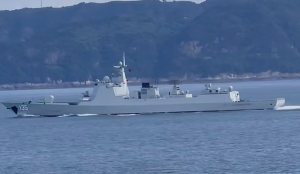 头顶小神盾,最新批次052D首舰领衔出征,入列不到半年就前出西太_腾讯新闻