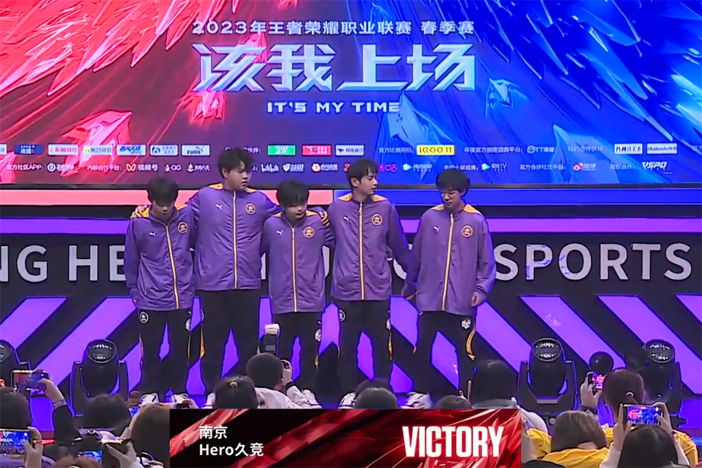 Hero让二追三战胜XYG，送对手四连败，久哲灵性换人BP奠定胜局