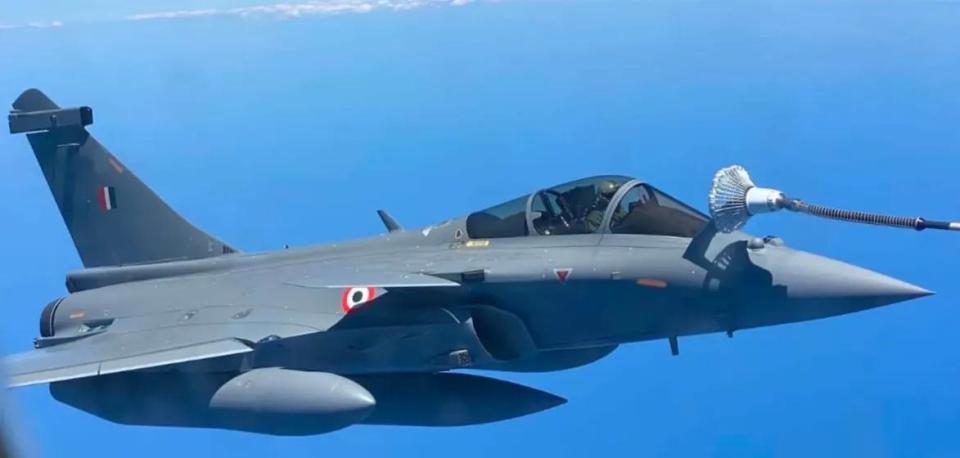 歼10CE一战封神后，美媒终于坦言：歼20或可击败F35和F22_腾讯新闻