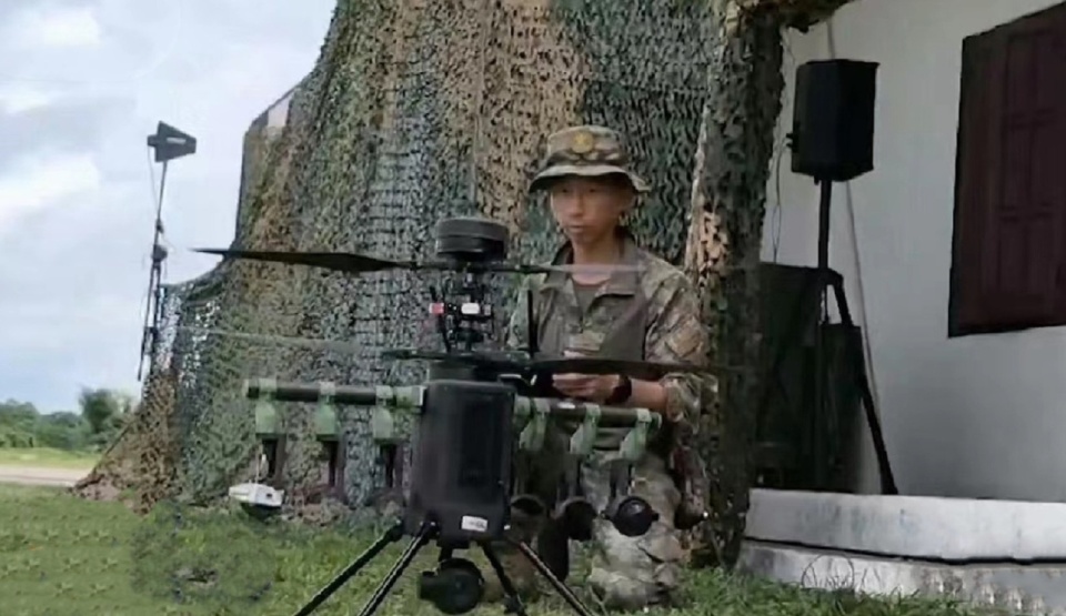 国产机器狗配合无人机轰炸，城镇巷战再也不用真人开路攻坚_腾讯新闻