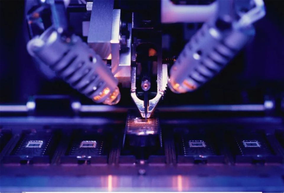 中国芯片的2025：洗牌、反围堵、“死磕28nm”练内功_腾讯新闻