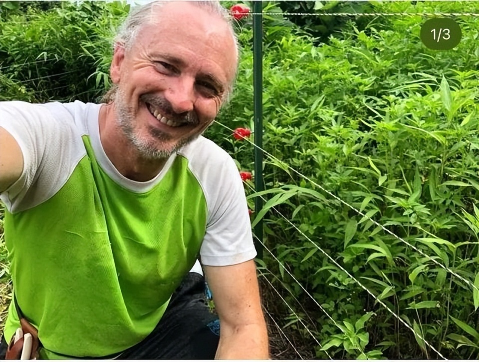 58岁河国荣自杀：入行不易、晚年潦倒，与妻子间的真爱令人动容_腾讯新闻