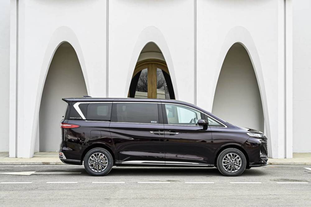 空间配置全碾压 奔腾M9能否撼动GL8的市场地位？_腾讯新闻