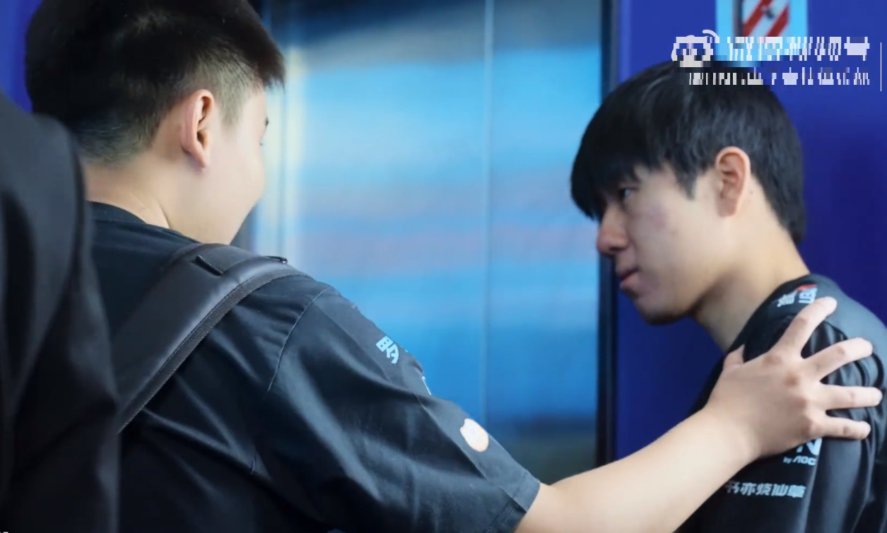 Gala哭了！RNG发布赛后视频：Gala心态崩溃，捂脸痛哭