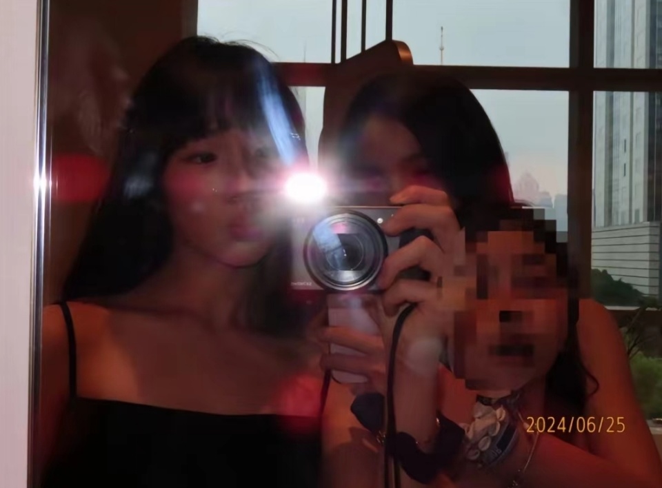 吴尊13岁女儿晒近照，NeiNei化妆穿吊带裙显成熟，甜馨猛夸漂亮_腾讯新闻