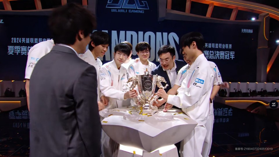 恭喜BLG！拿下夏冠，奖金200万！左手荣获FMVP，放话拿世界冠军_腾讯新闻