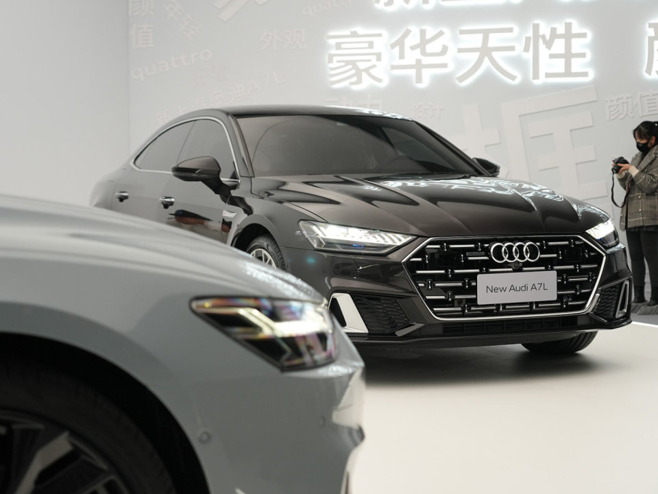 新上汽奥迪A7L携RS套件竞速版正式亮相！_腾讯新闻