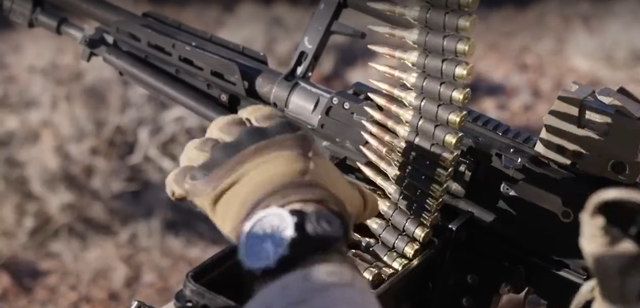 美军8.6mm机枪：有效射程高达2000米，单发射击时能充当狙击枪_腾讯新闻