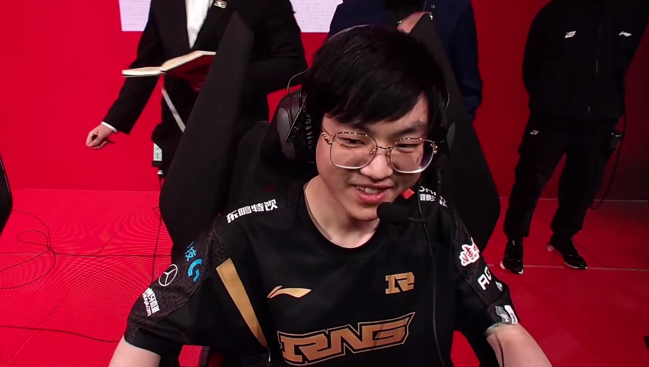 RNG离谱大事件，CEO主动道歉！更换中单输掉比赛，都是他的责任