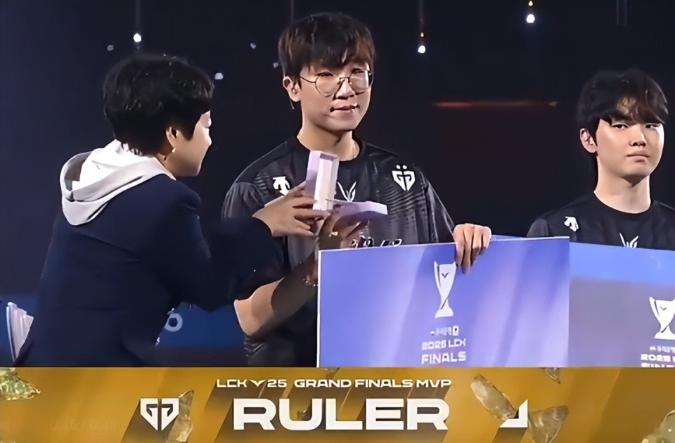 GEN三比一HLE登顶LCK，Ruler成双料FMVP，回应封神还差一个S冠！_腾讯新闻