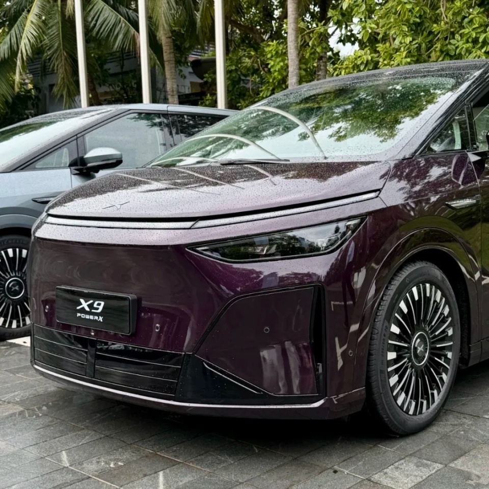 小鹏X9增程版实车曝光，纯电续航452km_腾讯新闻