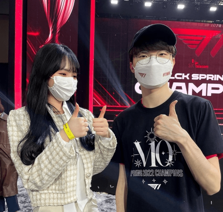 Oner姐姐晒美照！网友：Faker近水楼台，这不出手？