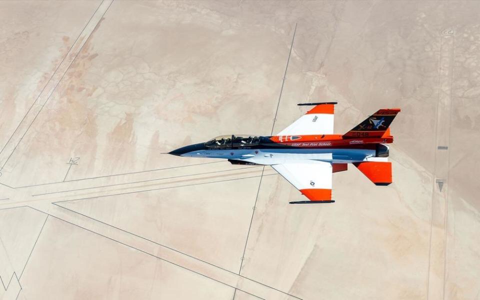 美国空军首次使用人工智能驾驶的X-62A和有人驾驶的F-16模拟空战_腾讯新闻