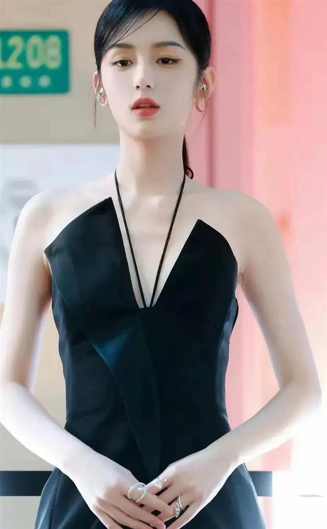 周也身穿一袭黑色挂脖连衣裙，高级中略带有股清冷感_腾讯新闻