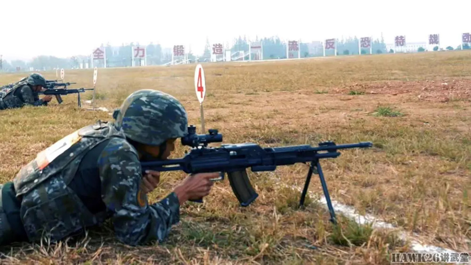 海外谈中国：QJB-201轻机枪采用双路供弹 大幅提升步兵班作战能力_腾讯新闻