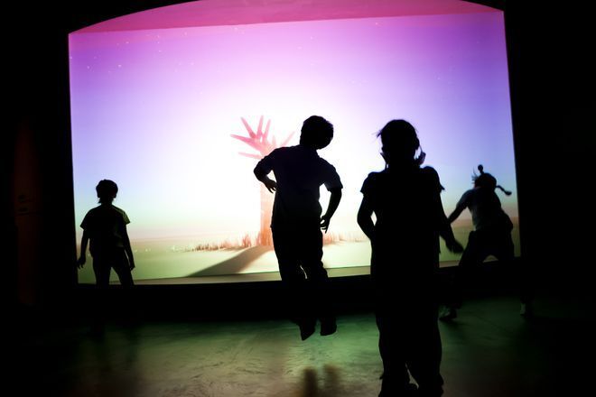 798CUBE重磅呈现Universal Everything中国首展《未来的你：行走的进化》_腾讯新闻