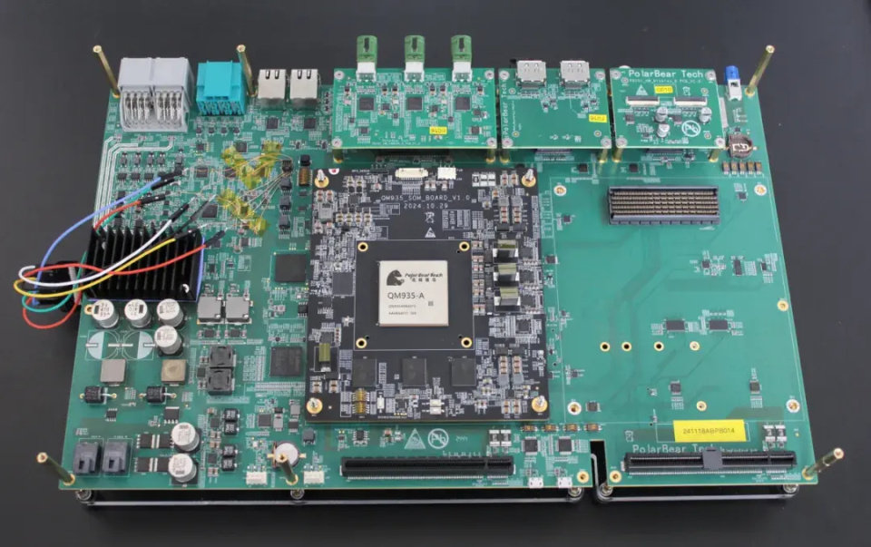 Chiplet自驾芯片，来了！北极雄芯启明935A系列宣布点亮_腾讯新闻