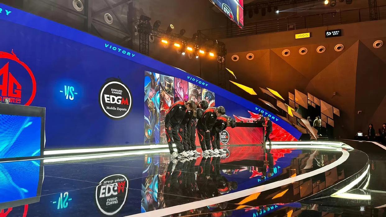 AG官博“沸腾”了！完虐EDG重返A组，未央有忆安和夏竹使用“说明书”