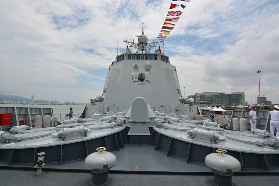 052C和052D驱逐舰有何不同？放一起比才明白，区别不在于尺寸_腾讯新闻