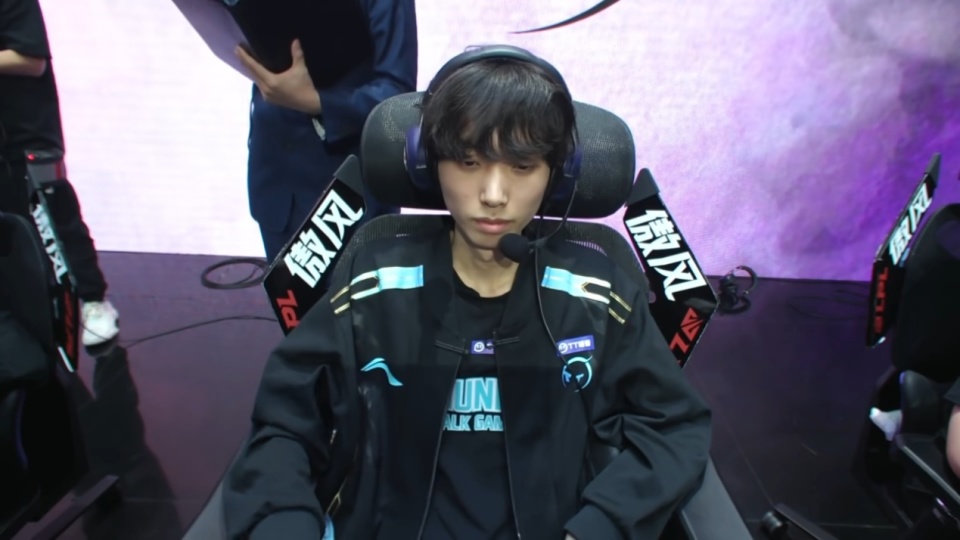 LPL韩国新人爆雷，单场阵亡11次，天才BUFF消失，TT疑似消极比赛_腾讯新闻