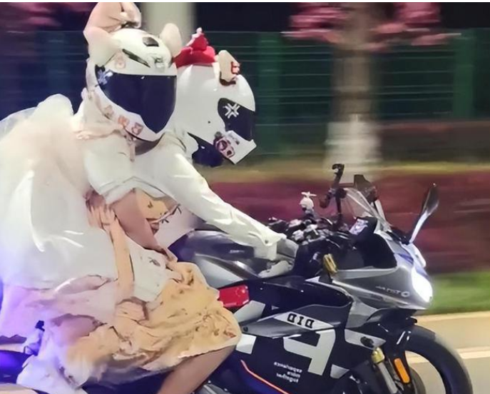 网红直播被砍手，叔叔发声“手术顺利”，嫌疑人曾叫嚣：我才14岁 腾讯新闻