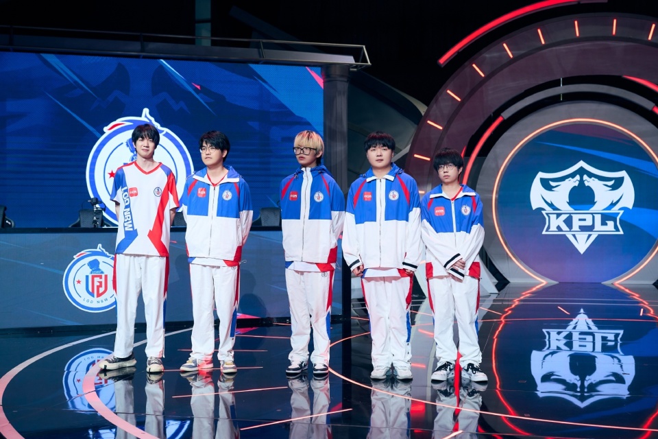 WB拿到赛季首胜，Hero遭LGD让二追三，狼队四连胜锁定S组_腾讯新闻