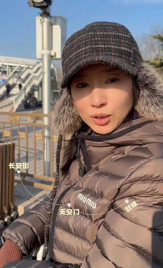 45岁董洁的松弛感，天安门骑行，穿1万7羽绒服街边撸串！_腾讯新闻