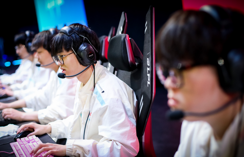 BLG与OMG上演LPL生死战，对战记录抢镜，Bin苦练七大英雄