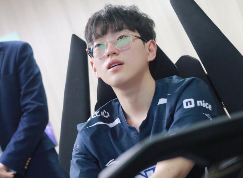 tarzan赛后夸奖scout，doinb现场发飙，吐槽对方忘恩负义