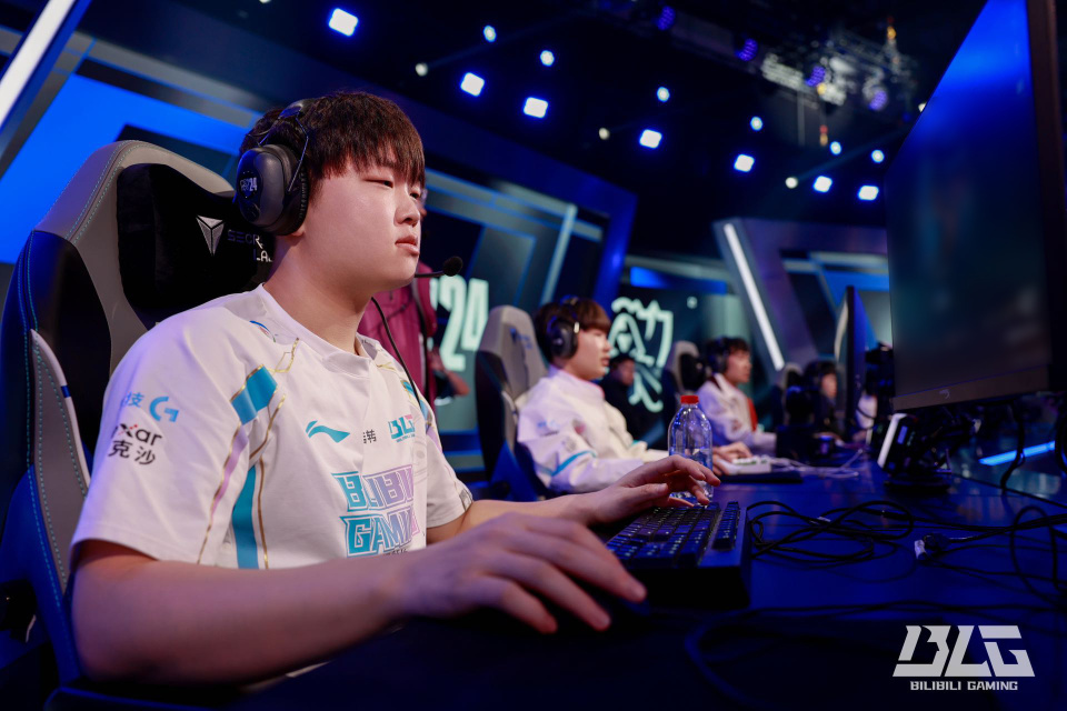 BLG3-1淘汰HLE晋级4强！ELK卡莎极限操作，xun招牌千珏乱秀_腾讯新闻