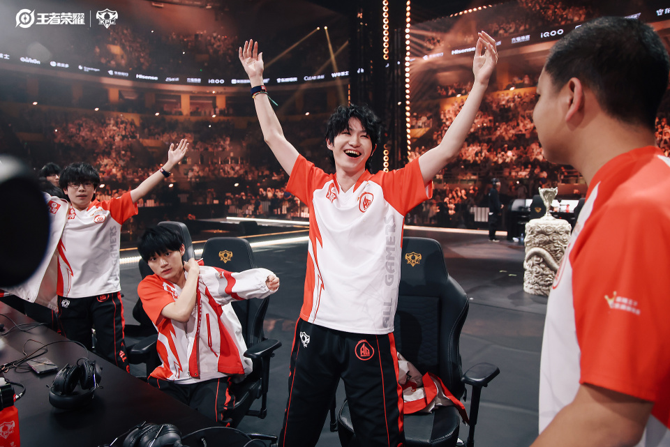 九尾，坦然携手迎战DRG，目前AG的状态，大概率在RNG手里结束15连胜！_腾讯新闻