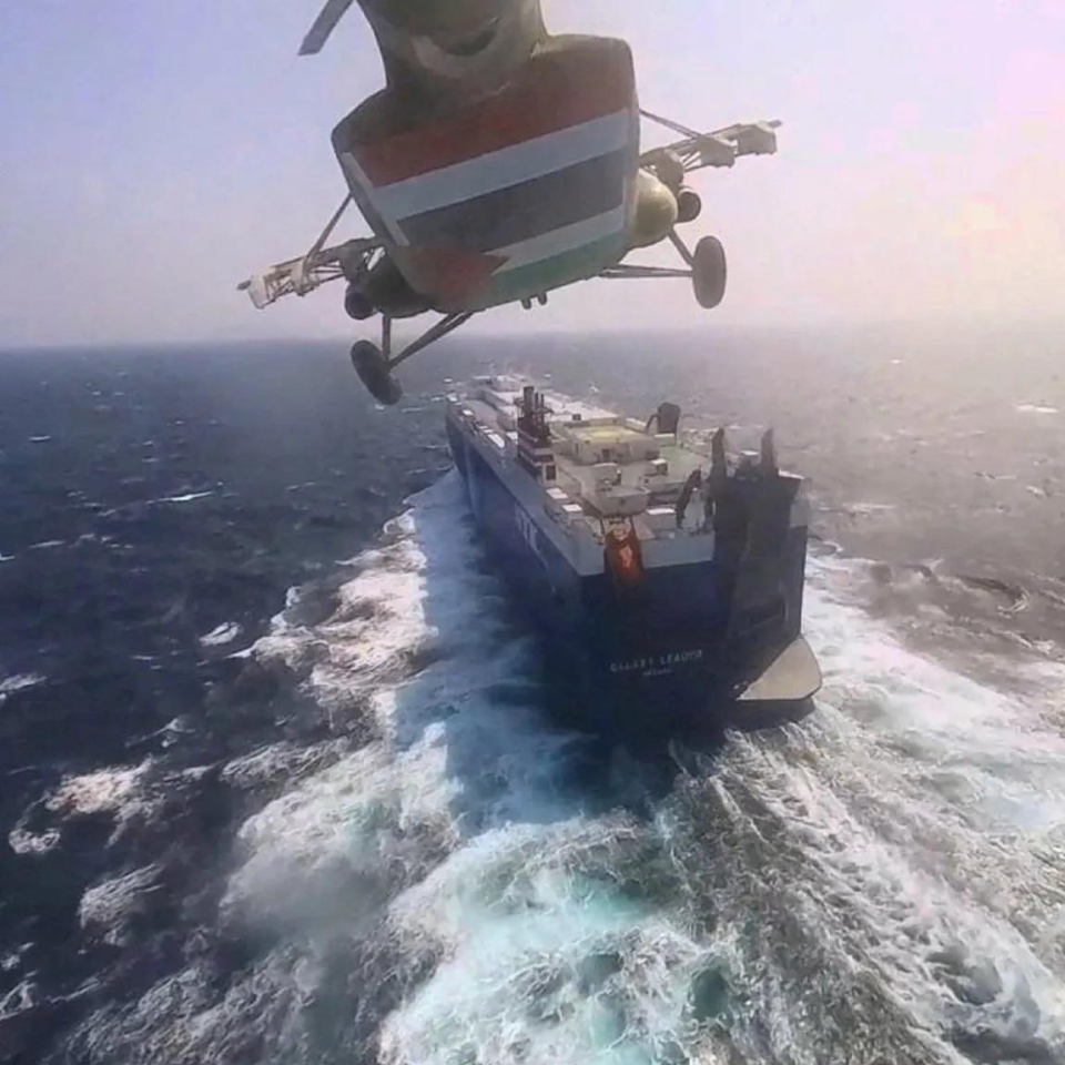 伊朗连扣两油轮，巨舰护航，中俄伊联手向美国亮剑_腾讯新闻