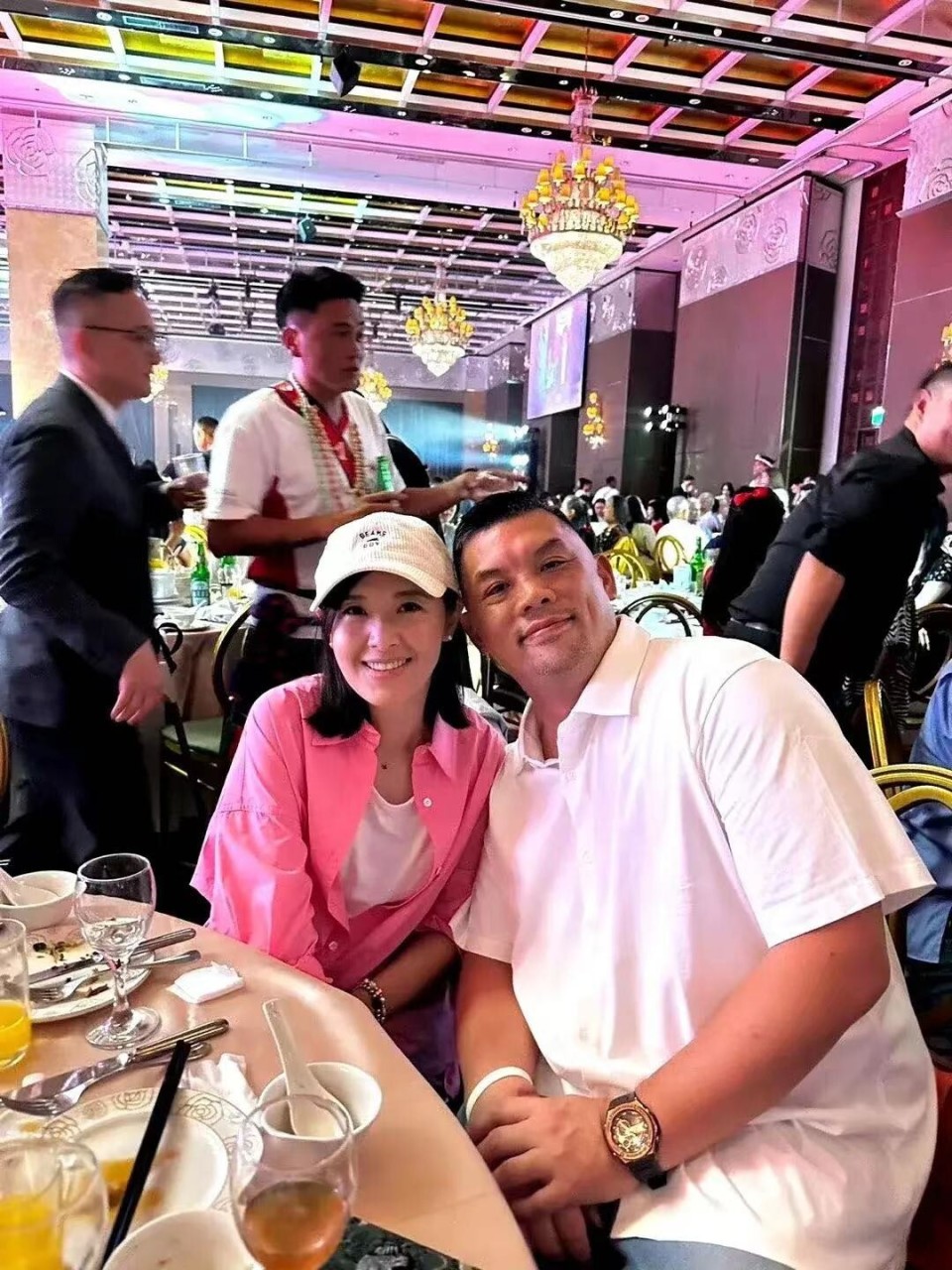 49岁张震岳结婚，众多明星好友到现场祝福，情史被扒引热议_腾讯新闻