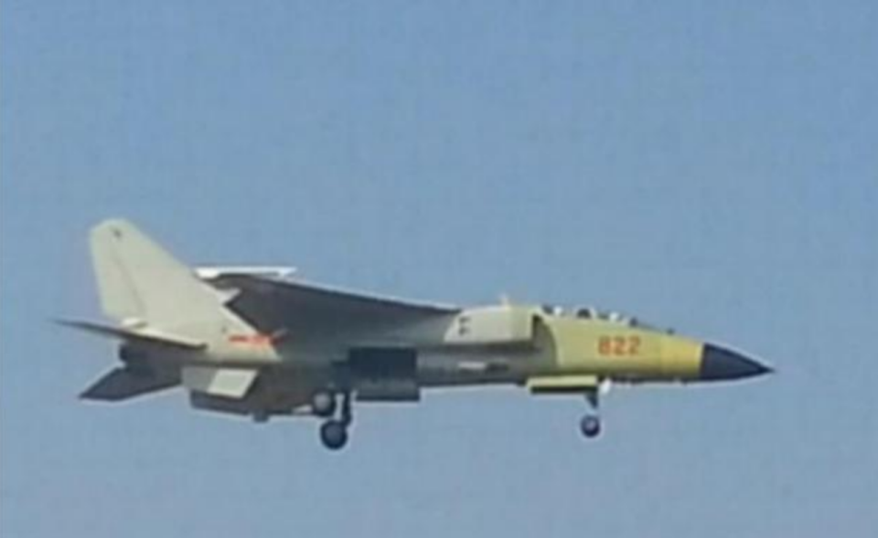 央视罕见歼轰-7B：属于“飞豹”终极改进版，能发射鹰击-12反舰导弹_腾讯新闻