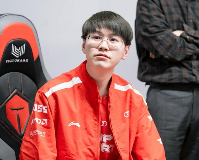 Meiko加入TES后就变了，穿女装和JKL合影，奇怪的CP感_腾讯新闻