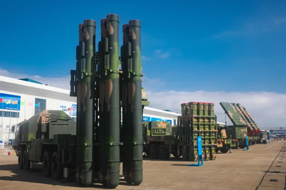 央视公布！消失2年的最新型红旗9C再次曝光，1车8弹到底怎么用？_腾讯新闻