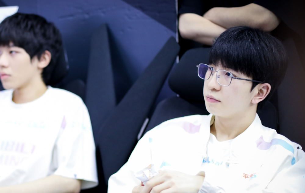 LNG让一追三击败BLG！Mlxg：Uzi可能更想打Elk_腾讯新闻