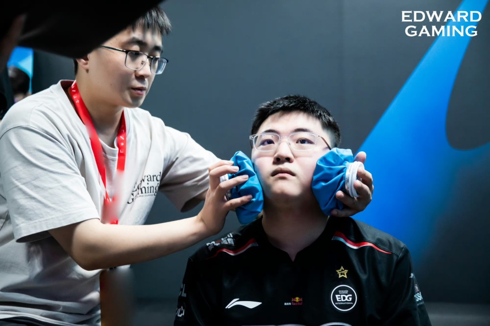 LOL：EDG队内语音曝光，Uzi让杰杰开团，杰杰反怼Uzi爱咋玩咋玩_腾讯新闻
