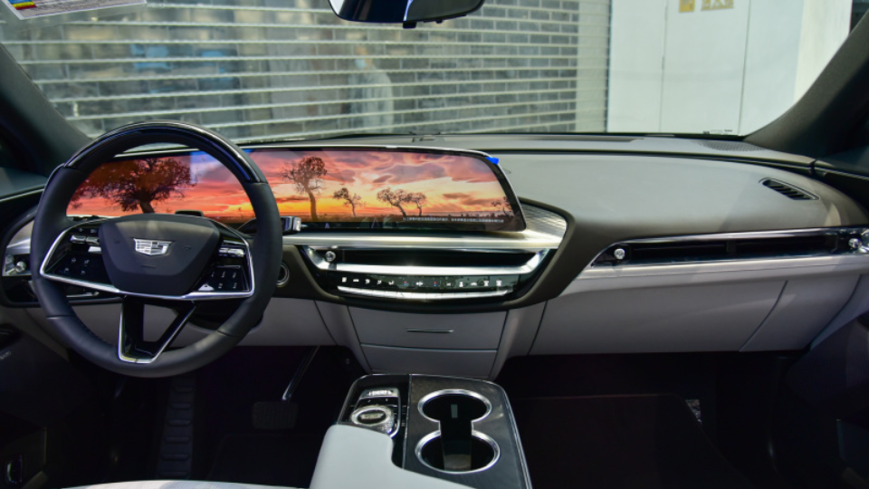 LYRIQ锐歌高性能版：加速没小鹏G9快，养车却贵了8百/年？_腾讯新闻