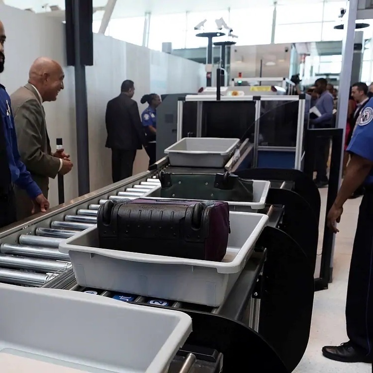 四名空乘人员将数万美元毒资偷运出美国_腾讯新闻