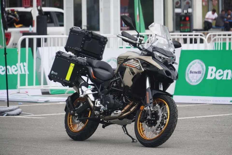 龙6只要37800？第八届BENELLI贝纳利骑行季皖美天柱山再起航，新款龙6、TRK552X等车型闪耀亮相_腾讯新闻