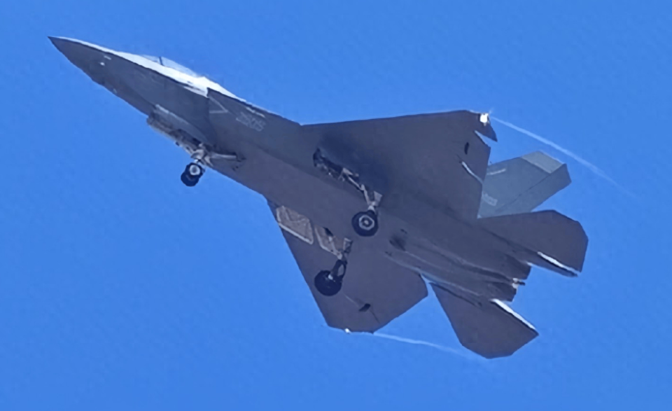 歼15舰载机有多大？与F35B/C舰载机同框才明白，为何不选歼20上舰_腾讯新闻