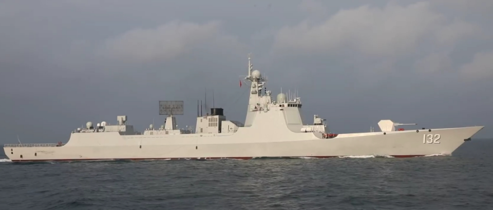 头顶小神盾,最新批次052D首舰领衔出征,入列不到半年就前出西太_腾讯新闻