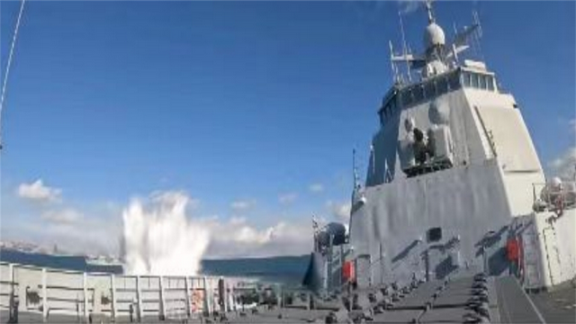 为实战做准备，052D驱逐舰进行水下爆炸冲击试验_腾讯新闻