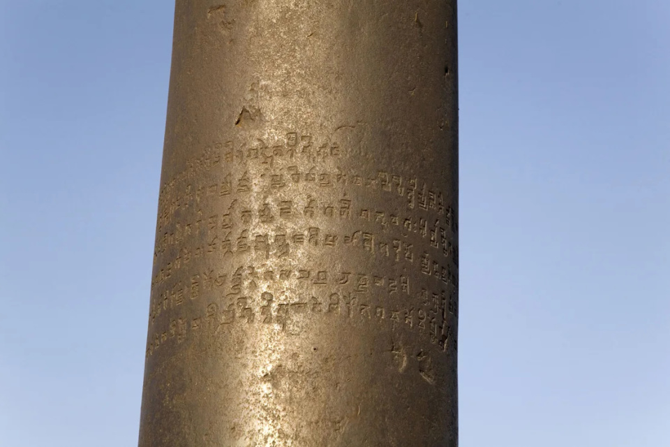 印度神秘铁柱屹立自然环境1600年不倒不生锈，科技奇迹还是神之守护？_腾讯新闻