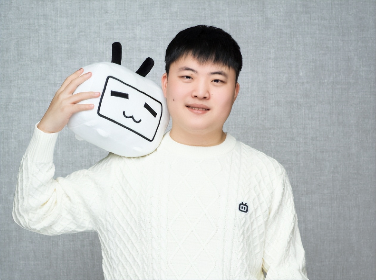 LPL全明星投票开启！Uzi领先JKL接近15万票，人气第1！TS第2