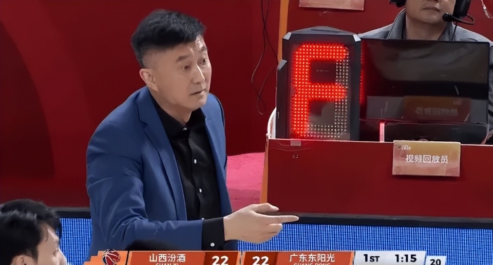 杜锋暴怒！山西外援肘翻广东18岁新秀 粤媒：你真本事啊_腾讯新闻