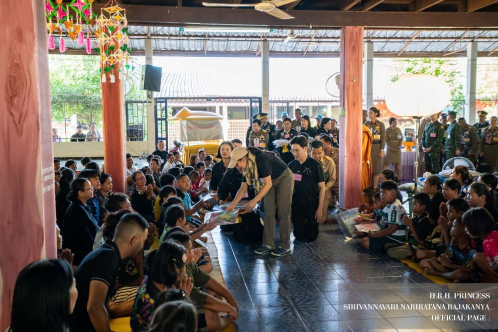 泰公主蹲地分冰淇淋，慰问泰柬边境避难所！3.6万难民泪目，王室暖人心_腾讯新闻