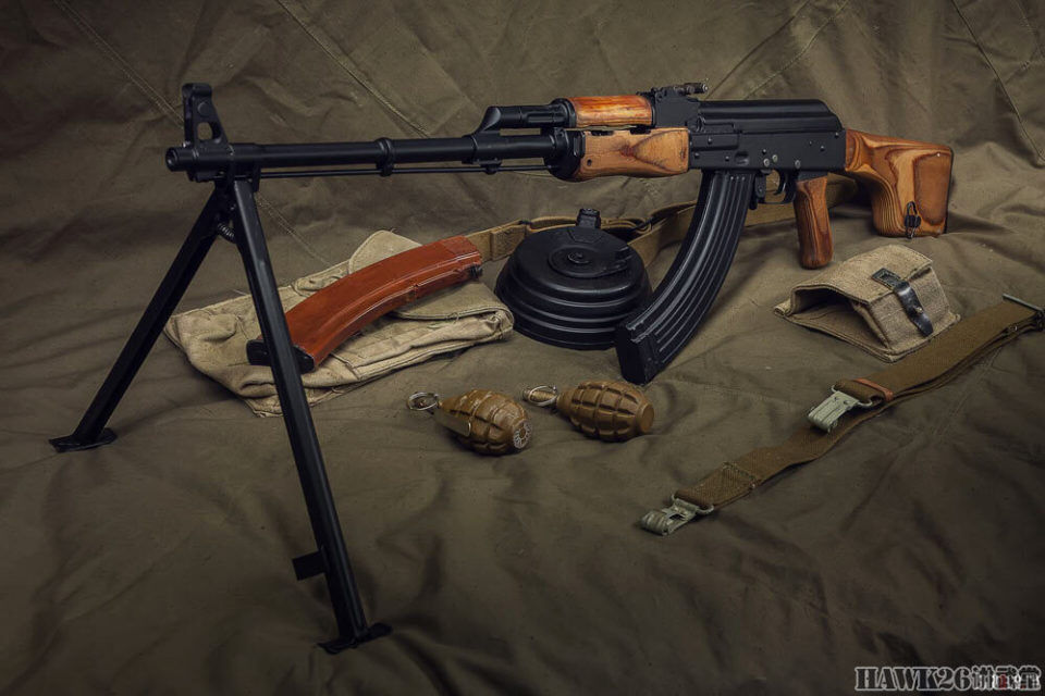 为什么RPK是最具争议的苏联机枪？由AKM发展而来 无法持续射击_腾讯新闻